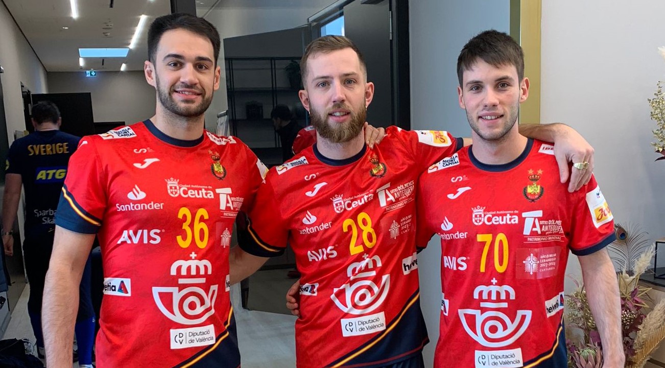 La guia de l'Europeu d'handbol masculí amb tres sabadellencs lluitant ...