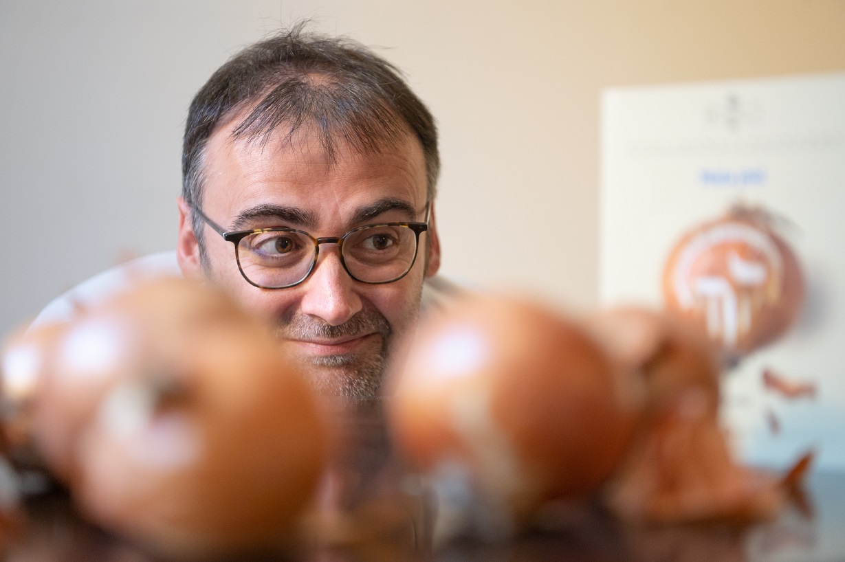 Toni Padilla es converteix en un hooligan il·lustrat amb el seu 'Mala ...