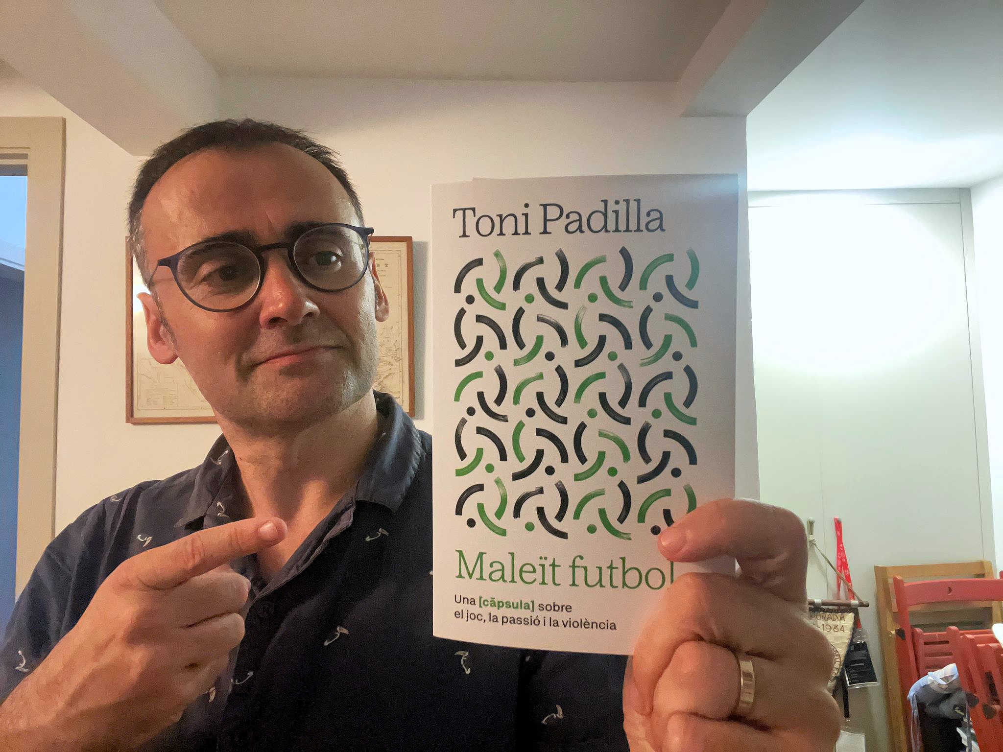 Toni Padilla maleeix les "mosques" del futbol en el seu nou llibre